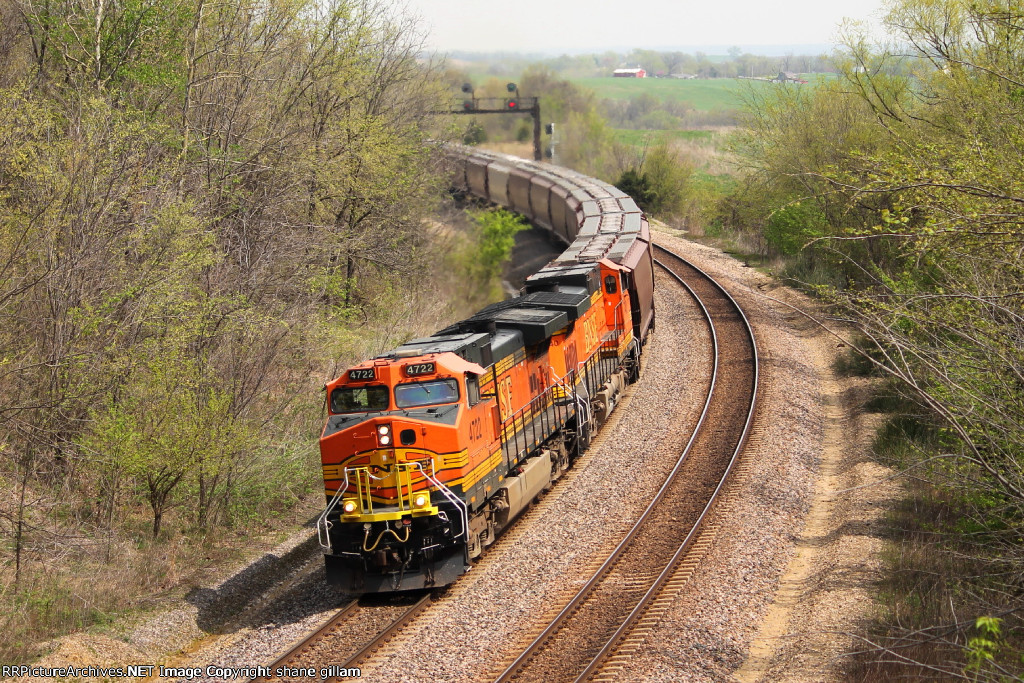 BNSF 4722 swings the s curves at ethel mo.